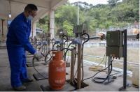 China Battery LPG Gas Cylinder Filling Machine Wireless Communication Explosive Proof for sale