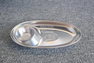 China Stainless Steel 304 Oval Two Section Kids Lunch Box with Sauce Compartment 21.7cm for sale