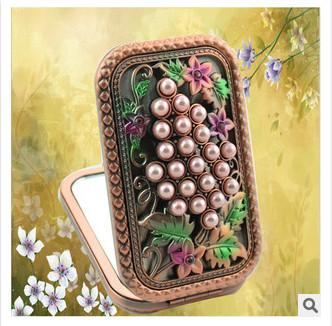 China New creative promotion gift customed logo diamond peacock luxury pocket makeup mirror for sale