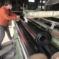 China HDPE Geomembrane Pond Liner 0.5mm Thickness 50m-100m Rolls for Landfill Waterproof for sale