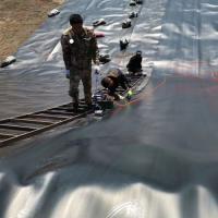 China 1mm HDPE Geomembrane Fish Farm Pond Liner Landfill Project Solution 0.75mm-3mm for sale