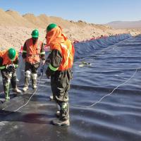 China HDPE Geomembrane 0.5mm Fish Shrimp Farming Pond Liner Black Polyethylene Waterproof Rolls for sale