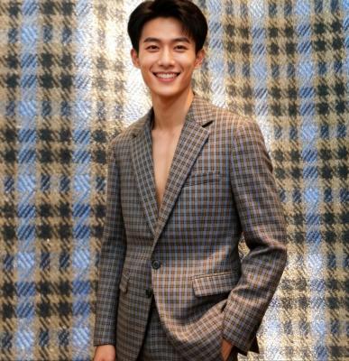 China 30%Rayon 70%Polyester 280gsm 280gsm Smooth Firm Hand Feel Excellent Drape Check Blazer Fabric for sale