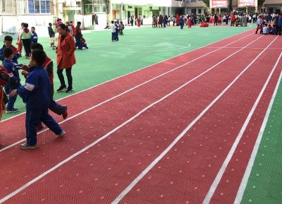 China Anti-Skid PP Running Track Flooring 303.8×303.8×14.7mm with 60% Shock Absorption and Integrated Drainage System for sale