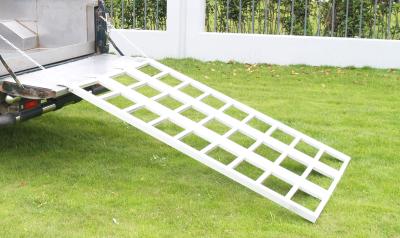 China 1500lbs Capacity Heavy Duty Tri Fold Aluminum Ramp 69x45 Inch for ATV Loading for sale