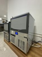 China BLG 220V Commercial Ice Making Machine 100Kg Daily Production with 30-210Kg Storage Capacity for sale