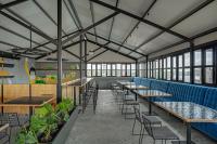 China Prefab Insulated Commercial Steel Building with 50-200mm Insulation & 10-Year Warranty for Restaurants & Warehouses for sale
