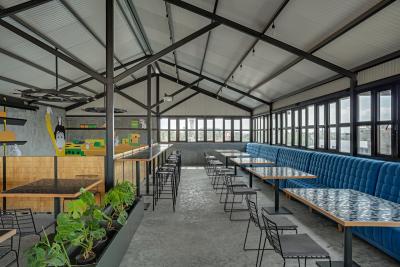 China Prefab Insulated Commercial Steel Building with 50-200mm Insulation & 10-Year Warranty for Restaurants & Warehouses for sale