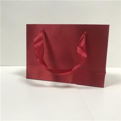 China Custom Satin Surface Jewelry Paper Bags with Embossing Debossing PMS 100pcs MOQ for sale