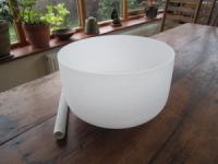 China Classic Frosted Quartz Singing Bowl 6-24 Inch with Mallet and O-Rings for Sound Therapy Healing for sale