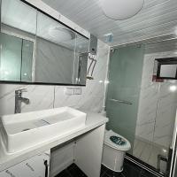 China 20ft 40ft Prefab Mobile 3-in-1 Foldable Container House with Two Room One Hall Layout - Grade 11 Wind Resistance for sale