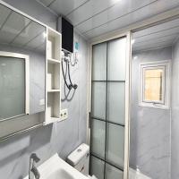 China 20ft Expandable Container Home with Balcony - Grade 11 Wind Resistance & 50mm Insulation Panels for sale