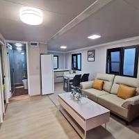 China Expandable Steel Frame Container House with 50mm EPS Sandwich Panels Grade 11 Wind Resistance for sale