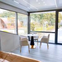 China Modern 20FT 40FT Apple Cabin House with Bathroom Cabinet Mobile Prefab House Galvanized Steel Frame for sale