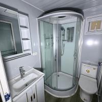 China Luxury 3 Bedroom Prefabricated Expandable Container House Steel Frame 50mm EPS Wall for sale