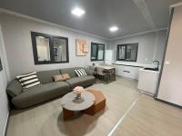 China Expandable Container House 3500mm x 8000mm with Wind-Resistant Columns Grade 11 Wind Resistance for sale