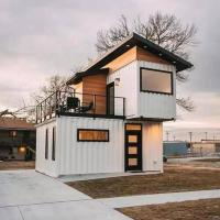 China Flat Pack Container House 50mm Insulated Fireproof Wall Roof Panel Portable Living Space for sale