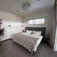 China 40ft Modular Apple Cabin House Galvanized Steel Frame Custom Color Outdoor Camping Residence for sale