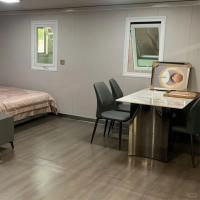 China Customizable Modular Home 20FT Portable Expandable Container House for sale