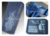 China High Speed Denim CO2 Laser Engraving Machine 500w Servo Motor With Conveyor Belt for sale