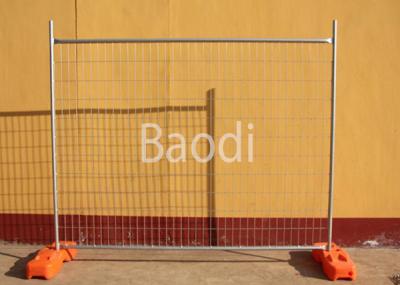 China Removable Temporary Mesh Fence 1.8x2.4m Portable Welded Panel with Plastic Base for sale