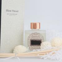 China Aroma Reed Diffuser Luxury 126ml Round Bottle Gift Set With Sola Flower for sale