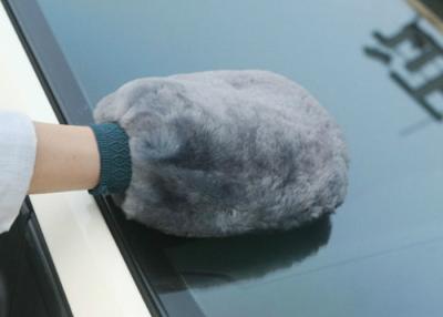 China Abrasion Resistant Sheepskin Car Wash Mitt Gentle Surface For Polishing Mirror for sale