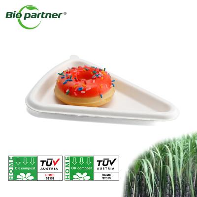 China Biodegradable Bagasse Cake Serving Tray Disposable Plate 7 Inch Eco Friendly for sale