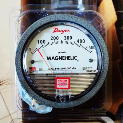China Dwyer Magnehelic Differential Pressure Gauge 0-500pa 2% Accuracy 10.5-30 VDC for HVAC for sale