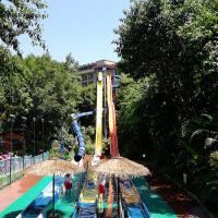 China Water Park Equipment Theme Water Splash Kids Raft Riders Water Spray Fiberglass Slide for Sale for sale
