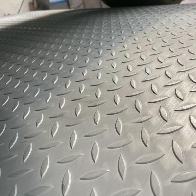 China Grade 304 316L 2205 Stainless Steel Checkered Plate Smooth Back Side Thickness 3.0mm 4.0mm 5.0mm 6.0mm for sale