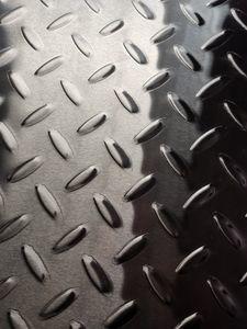 China 304 Stainless Steel Checkered Plate with Anti Slip Surface and Hot Rolled Technique for sale