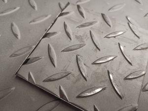China 304 Stainless Steel Checkered Plate Hot Rolled Anti-Slip for Industrial Flooring for sale