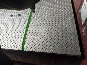 China SUS304 SUS316L Hot Rolled Polished Stainless Steel Checkered Plate with Customizable Patterns for sale