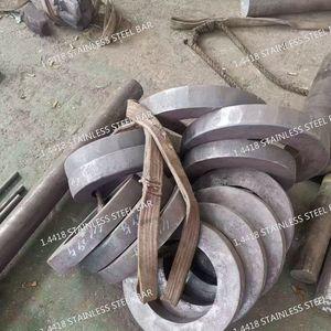 China EN 1.4418 Hot Rolled Forged Alloy Round Bar with Bright Surface and Custom Length Cutting for sale