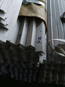 China Hot Rolled Stainless Steel Angle Bar 304 with Corrosion Resistance and High Temperature Durability for sale