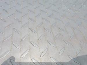 China Hot Rolled A36 Grade Diamond Checker Plate with 2.0mm-12mm Thickness for Floor and Construction for sale