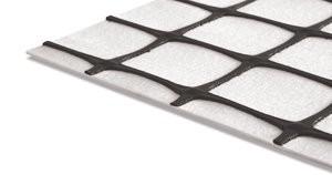 China Anti Cracking Composite Geogrid Mesh Bitumen Coating For Soft Soil Reinforcement for sale