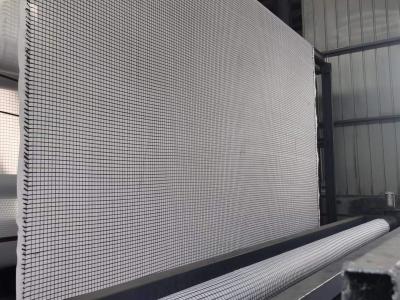 China Geocomposite 100-100 KN/M Glass Fiber Grid Mesh Thermal Bonding 150g/sqm Nonwoven Fabrics By Glue Road Construction for sale