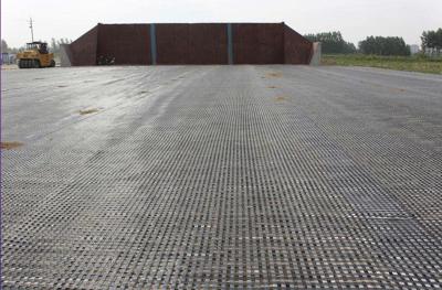 China 100-100 KN /M Fiberglass Geogrid Biaxial Geogrid Ground Grid Fiberglass Geogrid Coated With Bitumen for sale