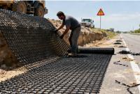 China Flexibility 200-200KN/M Woven Coated  Polyester BX Geogrid Highway Construction Soil Stabilization for sale
