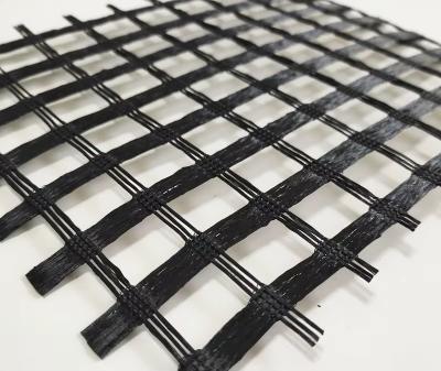 China Asphalt Reinforcement Bitumen Coated Fiberglass Biaxial Geogrid Landfill And Embankment Support for sale