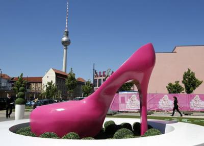 China Pink Heels Stainless Steel Sculpture Art Painted Corrosion Resistant 250cm Urban Decoration for sale
