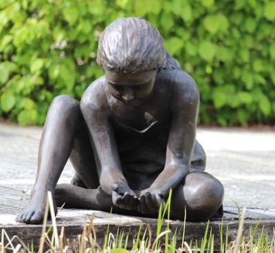 China Modern Garden Bronze Figurative Sculpture Custom Size Public Art Decoration for sale