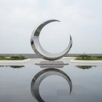 China Custom Large Outdoor Stainless Steel Moon Sculpture Mirror Polished Hollow Crescent Art for Garden Plaza Decoration for sale