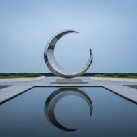 China Custom Large Outdoor Stainless Steel Moon Sculpture Mirror Polished Hollow Crescent Art for Garden Plaza Decoration for sale