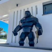 China Geometric Painted Stainless Steel Gorilla Sculpture 180cm Height for Garden Decoration for sale