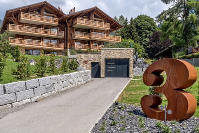 China Corten Steel Number 3 Sculpture 2m H Rusty Finish for Residential Decoration for sale