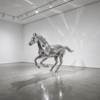 China Modern Geometric Galloping Horse Sculpture — Mirror Polished Stainless Steel Art Statue for Luxury Garden, Hotel Lobby & Outdoor Plaza for sale