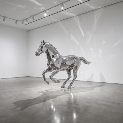 China Modern Geometric Galloping Horse Sculpture — Mirror Polished Stainless Steel Art Statue for Luxury Garden, Hotel Lobby & Outdoor Plaza for sale